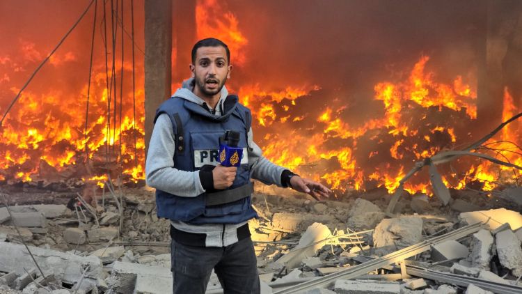 Amnesty awards Anas Al-Sharif the "Human Rights Defender" prize | Al Jazeera Media Network